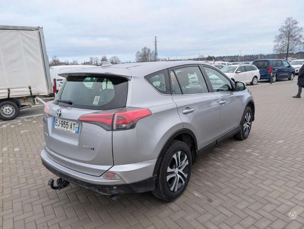 Grey Toyota RAV4 2017 in Taurage, with an engine capacity of 2.00 L and mileage of 215 thousand km for 11900 €, photo 5 on AUTOMOTO.COM.LV
