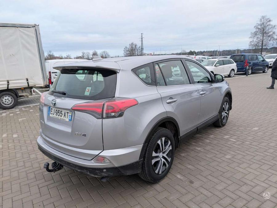 Grey Toyota RAV4 2017 in Taurage, with an engine capacity of 2.00 L and mileage of 215 thousand km for 11900 €, photo 5 on AUTOMOTO.COM.LV