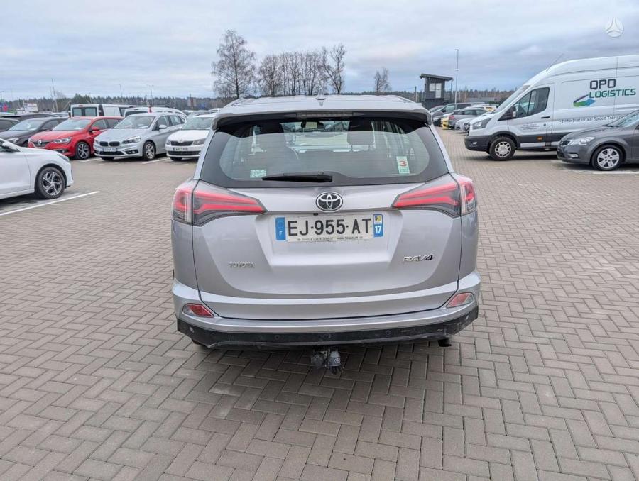 Grey Toyota RAV4 2017 in Taurage, with an engine capacity of 2.00 L and mileage of 215 thousand km for 11900 €, photo 6 on AUTOMOTO.COM.LV