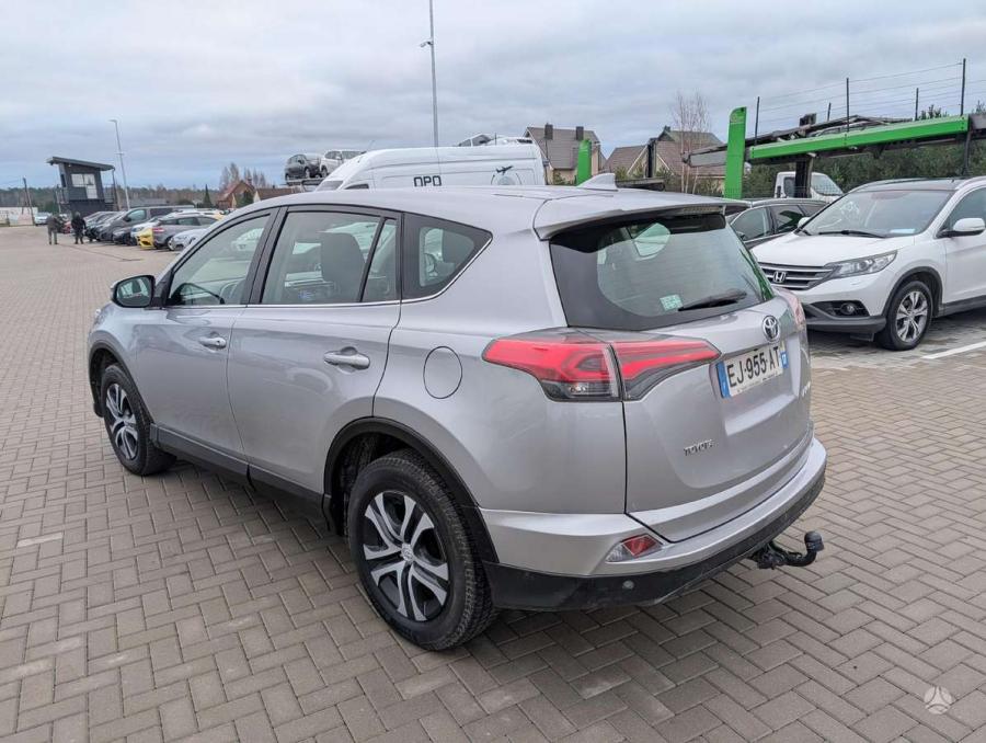 Grey Toyota RAV4 2017 in Taurage, with an engine capacity of 2.00 L and mileage of 215 thousand km for 11900 €, photo 7 on AUTOMOTO.COM.LV