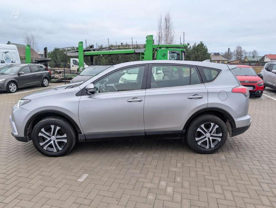 Grey Toyota RAV4 2017 in Taurage, with an engine capacity of 2.00 L and mileage of 215 thousand km for 11900 €, photo 8 on AUTOMOTO.COM.LV