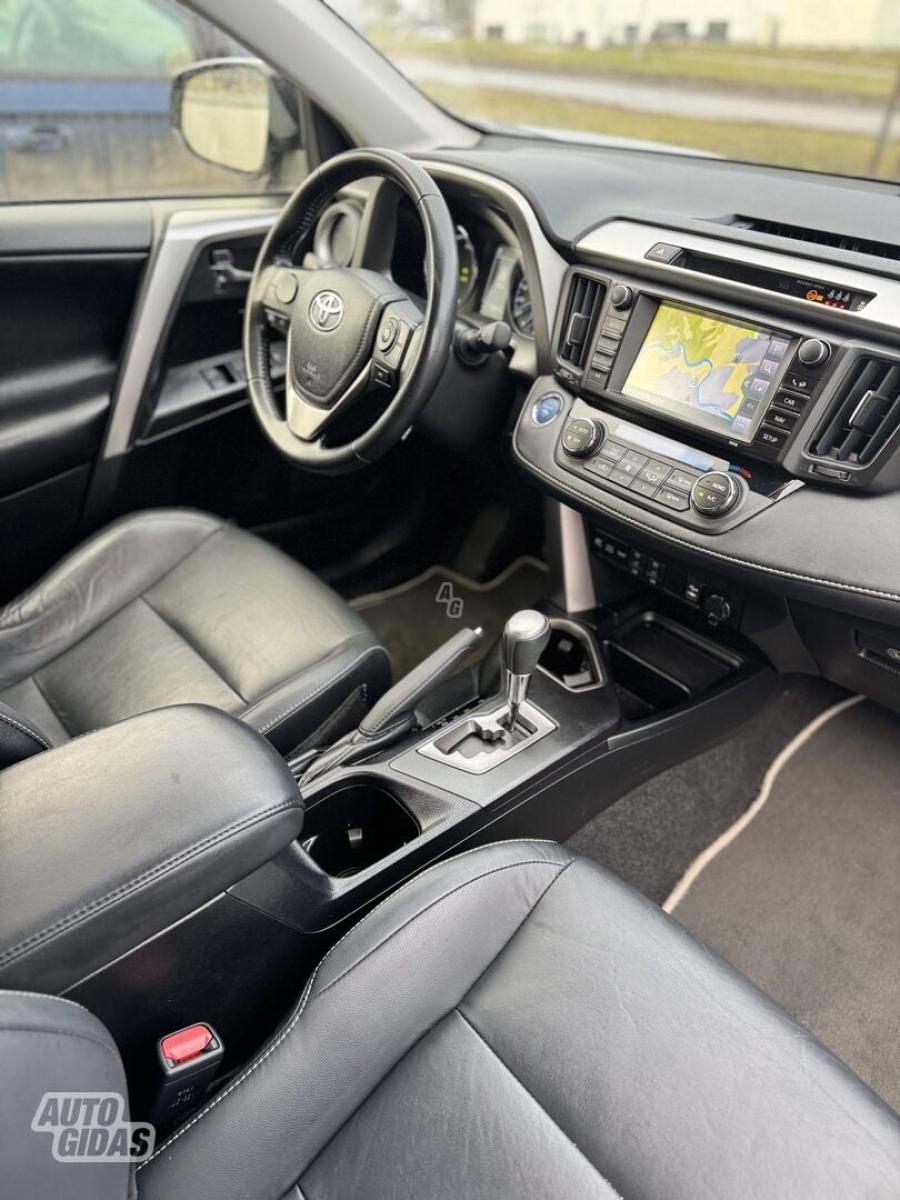 Grey Toyota RAV4 2017 in Vilnius, with an engine capacity of 2.50 L and mileage of 129 thousand km for 18550 €, photo 18 on AUTOMOTO.COM.LV