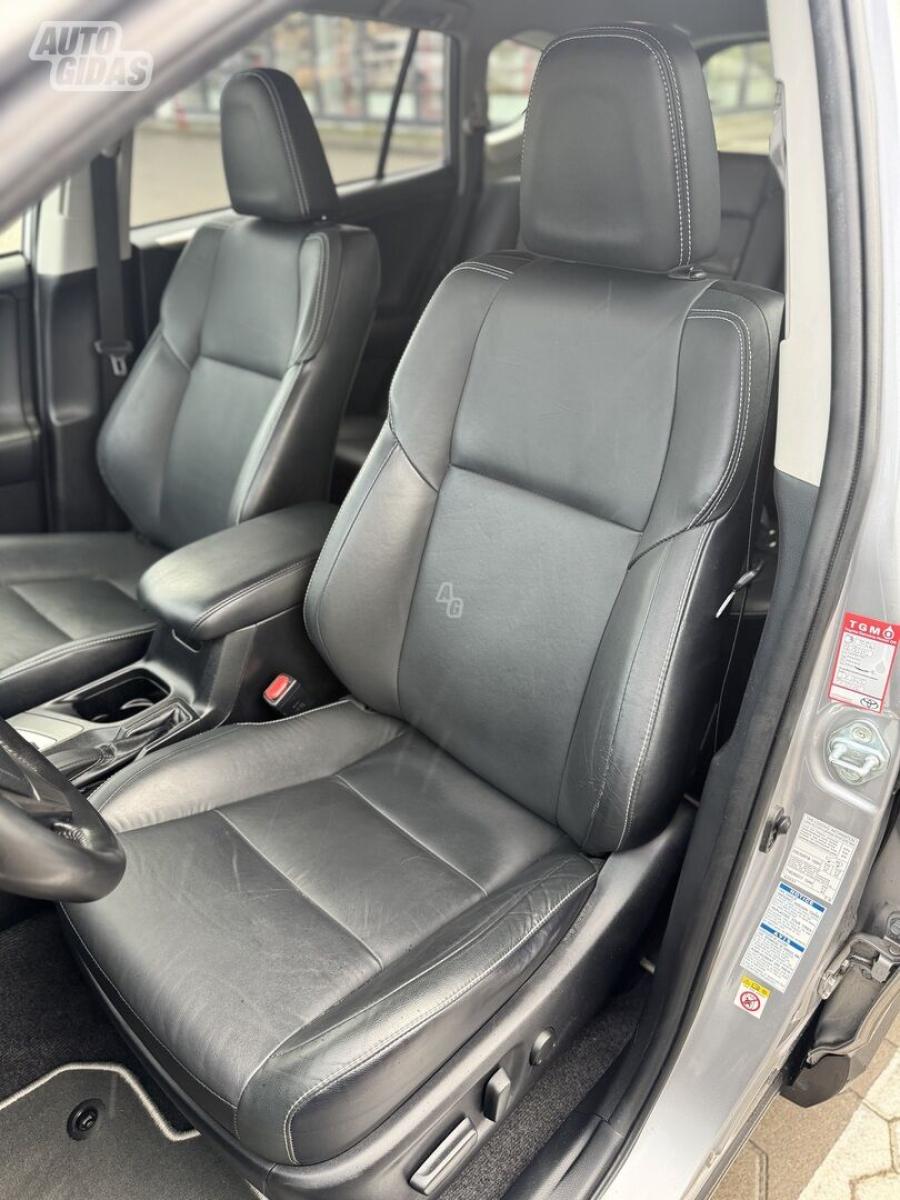 Grey Toyota RAV4 2017 in Vilnius, with an engine capacity of 2.50 L and mileage of 129 thousand km for 18550 €, photo 28 on AUTOMOTO.COM.LV