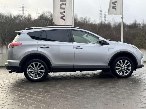 Pelēks Toyota RAV4 2017 Viļņa, ar dzinēja tilpumu 2.49 L un nobraukumu 129 tūkst. km par 18550 €, foto 9 vietnē AUTOMOTO.COM.LV