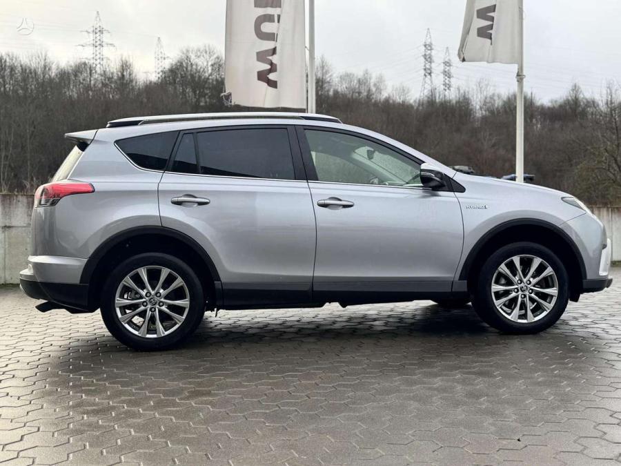 Pelēks Toyota RAV4 2017 Viļņa, ar dzinēja tilpumu 2.49 L un nobraukumu 129 tūkst. km par 18550 €, foto 9 vietnē AUTOMOTO.COM.LV