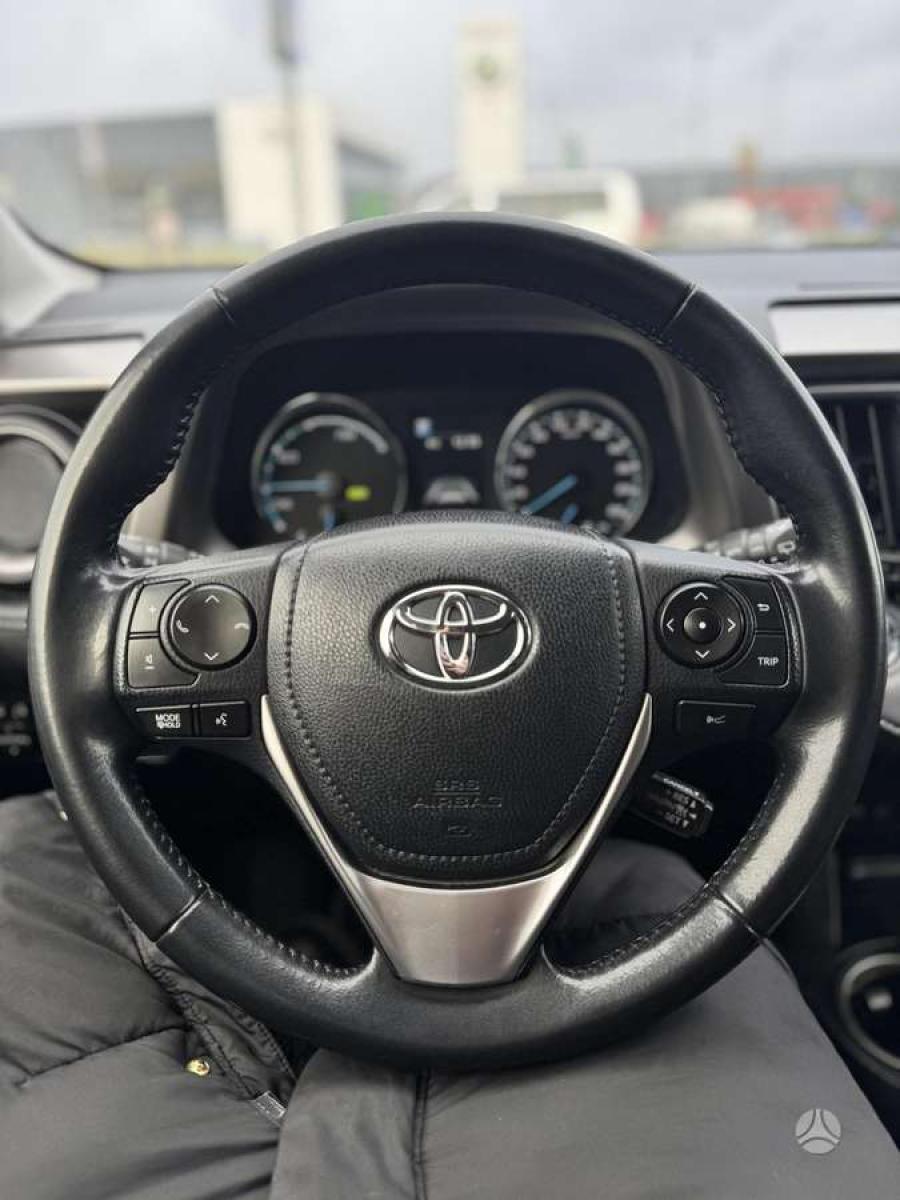 Pelēks Toyota RAV4 2017 Viļņa, ar dzinēja tilpumu 2.49 L un nobraukumu 129 tūkst. km par 18550 €, foto 20 vietnē AUTOMOTO.COM.LV