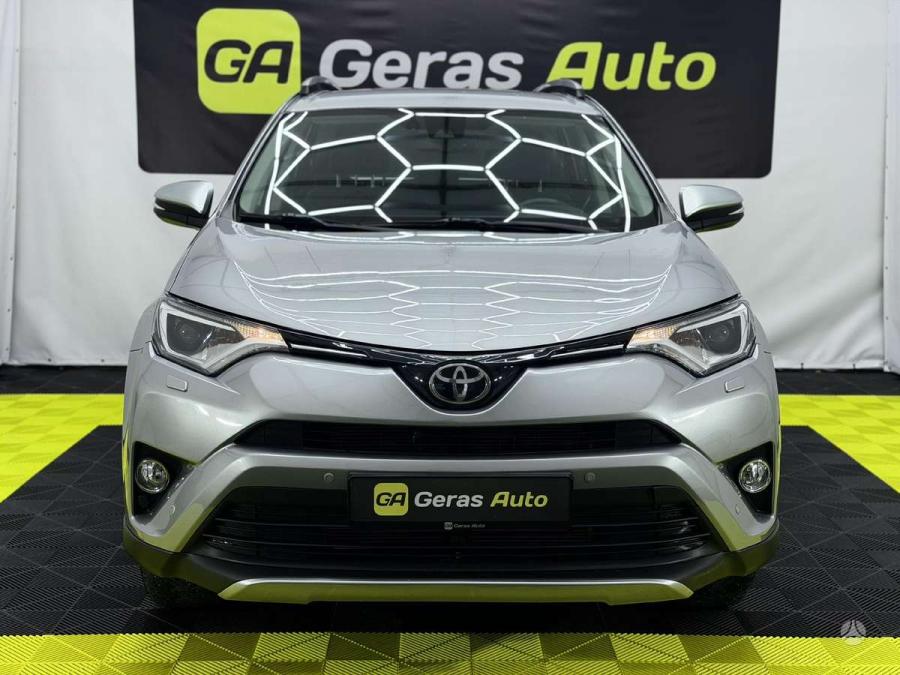 Grey Toyota RAV4 2017 in Vilnius, with an engine capacity of 1.99 L and mileage of 126 thousand km for 16450 €, photo 2 on AUTOMOTO.COM.LV