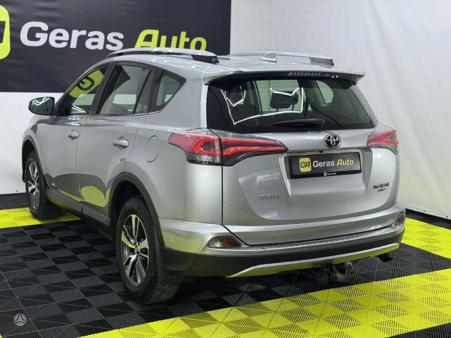Grey Toyota RAV4 2017 in Vilnius, with an engine capacity of 1.99 L and mileage of 126 thousand km for 16450 €, photo 6 on AUTOMOTO.COM.LV