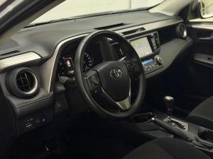 Grey Toyota RAV4 2017 in Vilnius, with an engine capacity of 1.99 L and mileage of 126 thousand km for 16450 €, photo 9 on AUTOMOTO.COM.LV