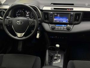 Grey Toyota RAV4 2017 in Vilnius, with an engine capacity of 1.99 L and mileage of 126 thousand km for 16450 €, photo 16 on AUTOMOTO.COM.LV