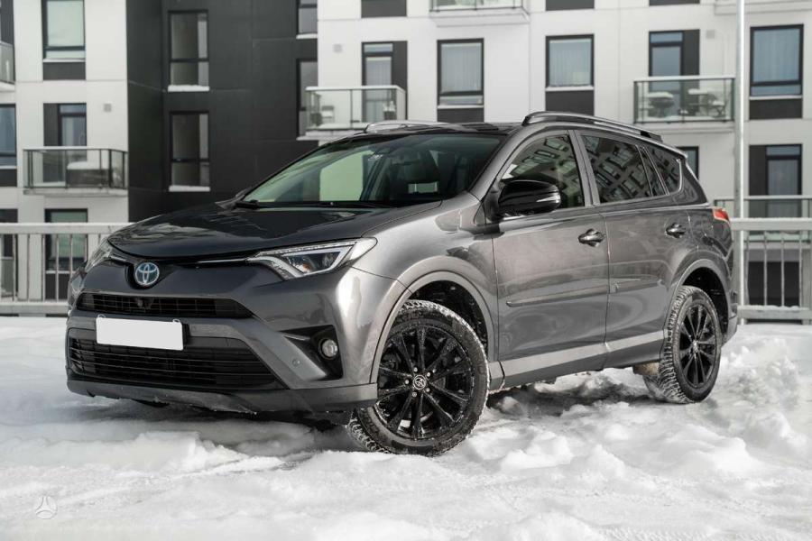 Grey Toyota RAV4 2017 in Vilnius, with an engine capacity of 2.49 L and mileage of 273 thousand km for 16300 €, photo 1 on AUTOMOTO.COM.LV
