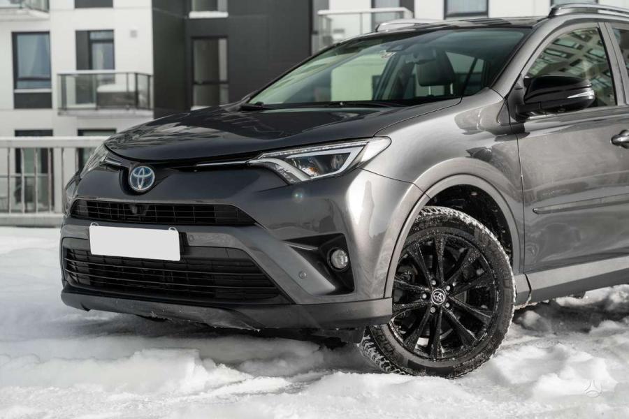 Grey Toyota RAV4 2017 in Vilnius, with an engine capacity of 2.49 L and mileage of 273 thousand km for 16300 €, photo 5 on AUTOMOTO.COM.LV