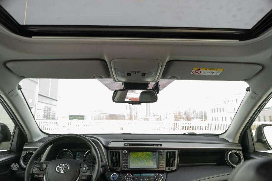 Grey Toyota RAV4 2017 in Vilnius, with an engine capacity of 2.49 L and mileage of 273 thousand km for 16300 €, photo 17 on AUTOMOTO.COM.LV