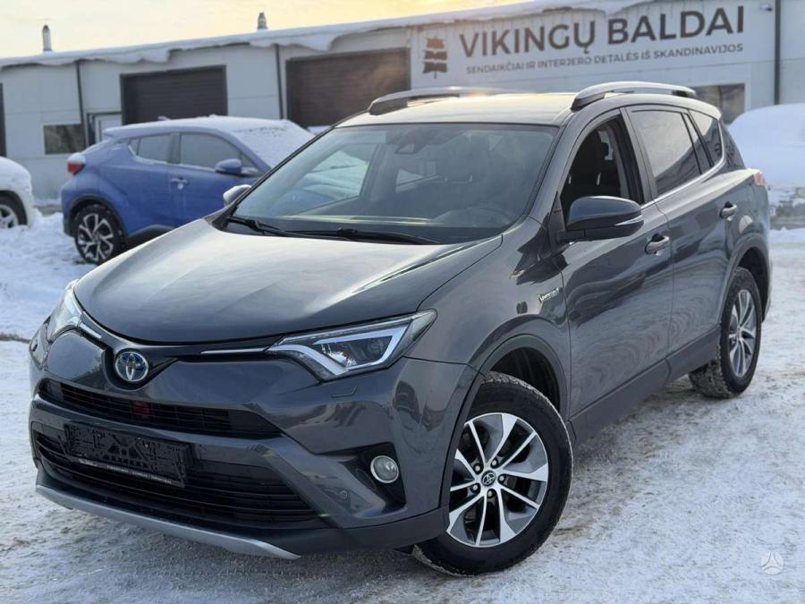 Grey Toyota RAV4 2017 in Utena, with an engine capacity of 2.49 L and mileage of 200 thousand km for 13990 €, photo 3 on AUTOMOTO.COM.LV