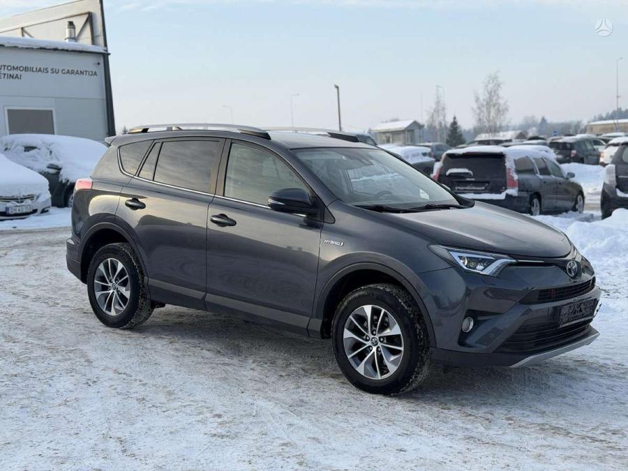 Grey Toyota RAV4 2017 in Utena, with an engine capacity of 2.49 L and mileage of 200 thousand km for 13990 €, photo 6 on AUTOMOTO.COM.LV