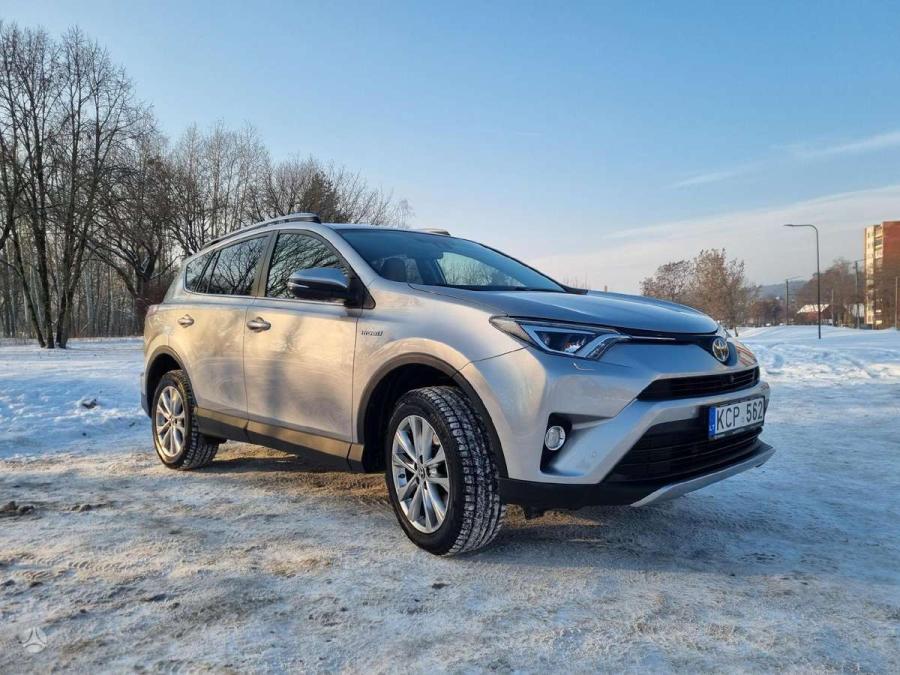 Pelēks Toyota RAV4 2017 Kauņa, ar dzinēja tilpumu 2.49 L un nobraukumu 118 tūkst. km par 19300 €, foto 2 vietnē AUTOMOTO.COM.LV