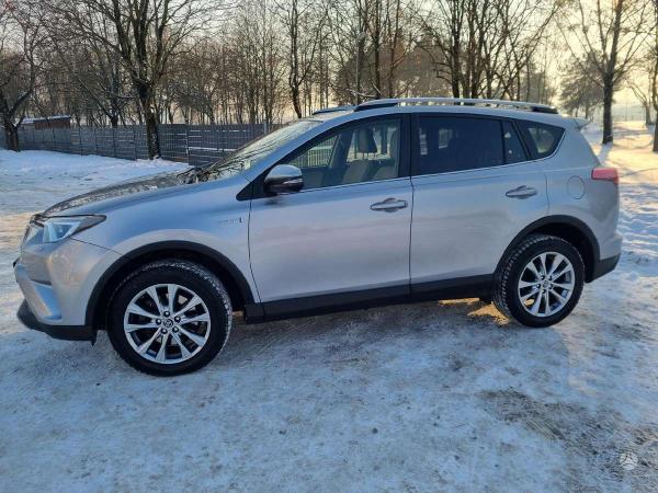 Pelēks Toyota RAV4 2017 Kauņa, ar dzinēja tilpumu 2.49 L un nobraukumu 118 tūkst. km par 19300 €, foto 4 vietnē AUTOMOTO.COM.LV