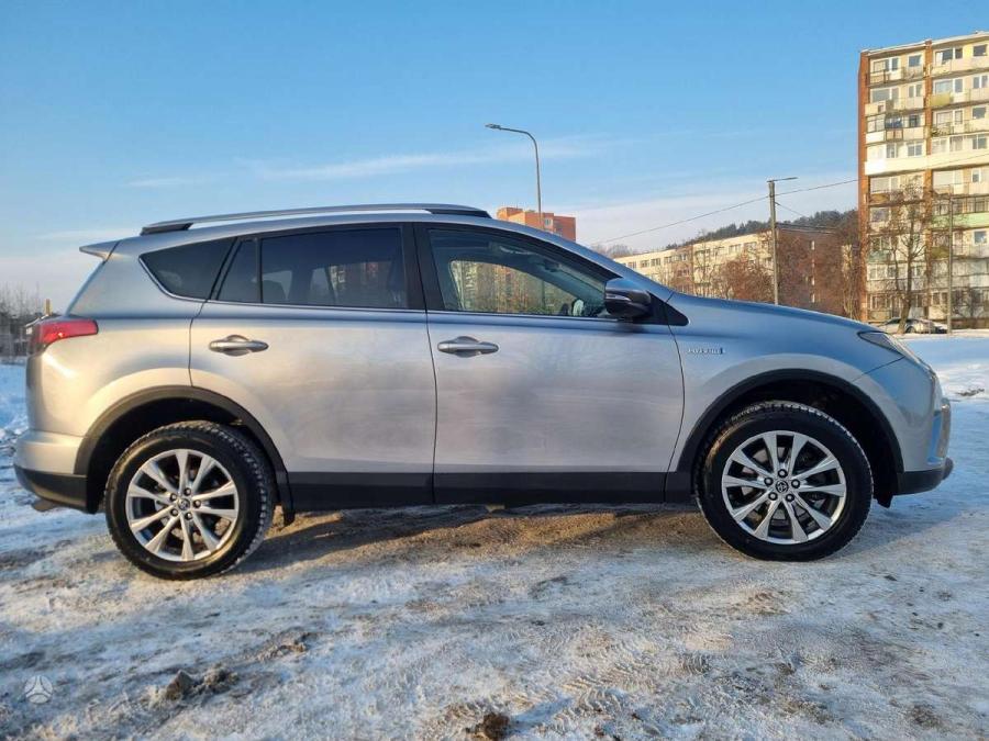Pelēks Toyota RAV4 2017 Kauņa, ar dzinēja tilpumu 2.49 L un nobraukumu 118 tūkst. km par 19300 €, foto 5 vietnē AUTOMOTO.COM.LV
