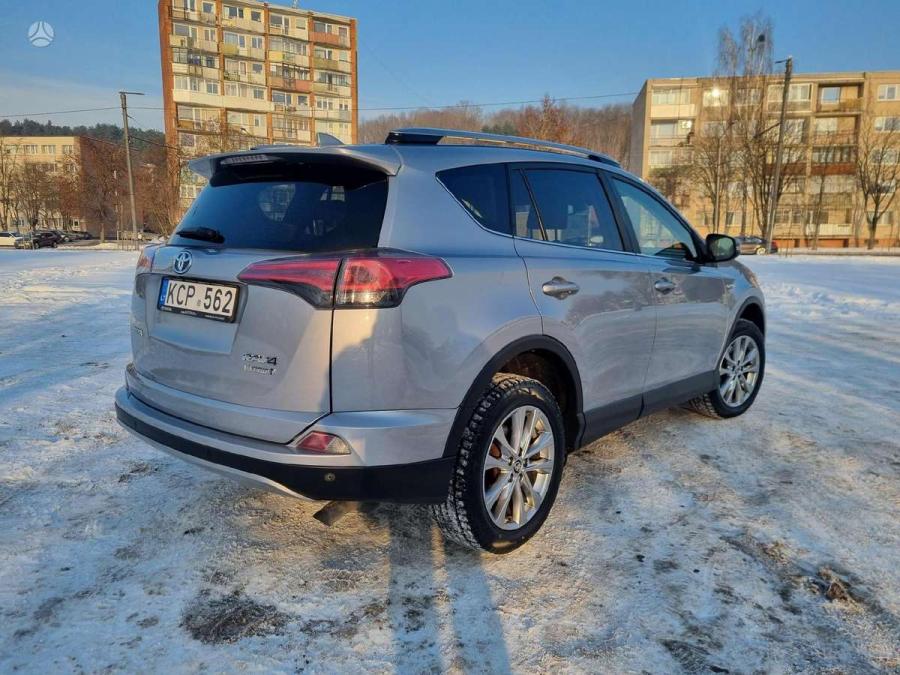 Pelēks Toyota RAV4 2017 Kauņa, ar dzinēja tilpumu 2.49 L un nobraukumu 118 tūkst. km par 19300 €, foto 7 vietnē AUTOMOTO.COM.LV