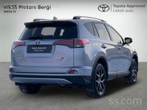 Grey Toyota RAV4 2017 in Riga, with an engine capacity of 2.50 L and mileage of 127 thousand km for 18490 €, photo 2 on AUTOMOTO.COM.LV