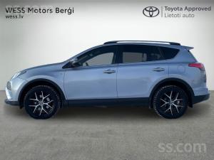 Grey Toyota RAV4 2017 in Riga, with an engine capacity of 2.50 L and mileage of 127 thousand km for 18490 €, photo 3 on AUTOMOTO.COM.LV