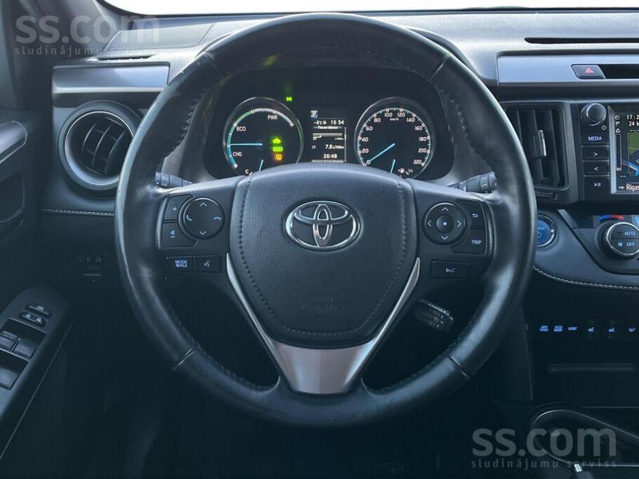 Grey Toyota RAV4 2017 in Riga, with an engine capacity of 2.50 L and mileage of 127 thousand km for 18490 €, photo 12 on AUTOMOTO.COM.LV