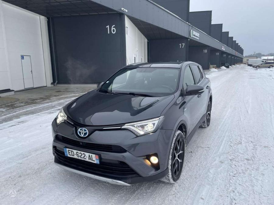 Grey Toyota RAV4 2017 in Vilnius, with an engine capacity of 2.50 L and mileage of 240 thousand km for 15500 €, photo 2 on AUTOMOTO.COM.LV