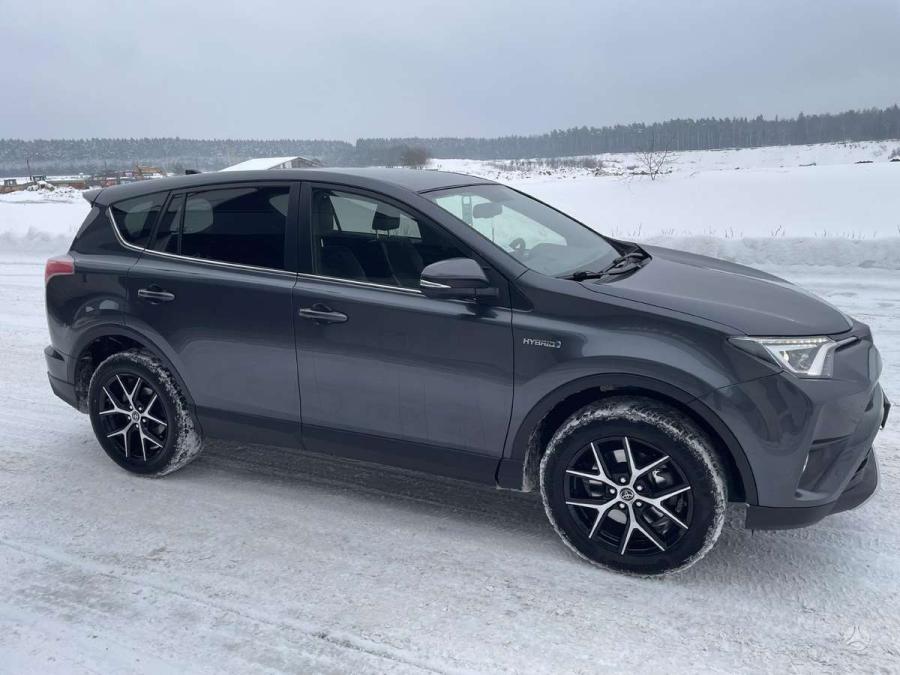 Grey Toyota RAV4 2017 in Vilnius, with an engine capacity of 2.50 L and mileage of 240 thousand km for 15500 €, photo 6 on AUTOMOTO.COM.LV
