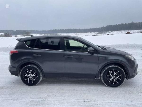 Grey Toyota RAV4 2017 in Vilnius, with an engine capacity of 2.50 L and mileage of 240 thousand km for 15500 €, photo 7 on AUTOMOTO.COM.LV