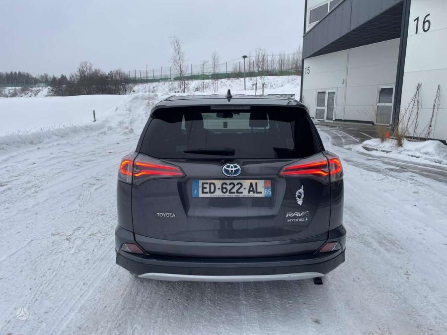 Grey Toyota RAV4 2017 in Vilnius, with an engine capacity of 2.50 L and mileage of 240 thousand km for 15500 €, photo 12 on AUTOMOTO.COM.LV