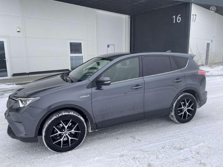 Grey Toyota RAV4 2017 in Vilnius, with an engine capacity of 2.50 L and mileage of 240 thousand km for 15500 €, photo 16 on AUTOMOTO.COM.LV