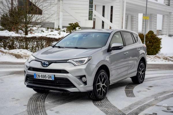 Pelēks Toyota RAV4 2017 Elektrėnai, ar dzinēja tilpumu 2.49 L un nobraukumu 165 tūkst. km par 15750 €, foto  vietnē AUTOMOTO.COM.LV
