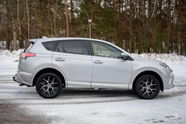 Pelēks Toyota RAV4 2017 Elektrėnai, ar dzinēja tilpumu 2.49 L un nobraukumu 165 tūkst. km par 15750 €, foto 4 vietnē AUTOMOTO.COM.LV