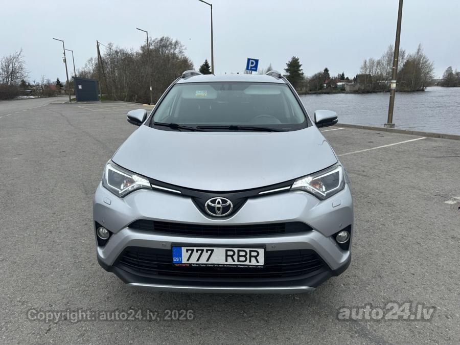 Grey Toyota RAV4 2017 in Narva, with an engine capacity of 2.00 L and mileage of 179 thousand km for 14999 €, photo 4 on AUTOMOTO.COM.LV