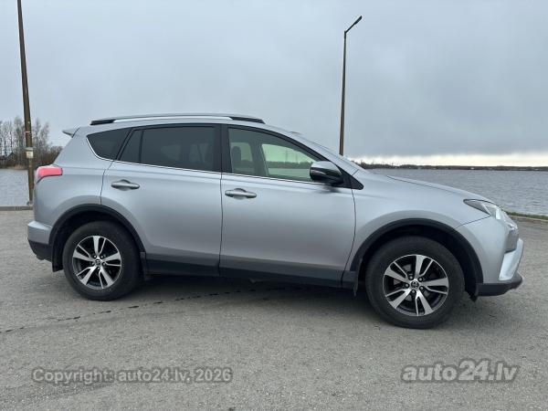 Pelēks Toyota RAV4 2017 Narva, ar dzinēja tilpumu 2.00 L un nobraukumu 179 tūkst. km par 14999 €, foto 4 vietnē AUTOMOTO.COM.LV