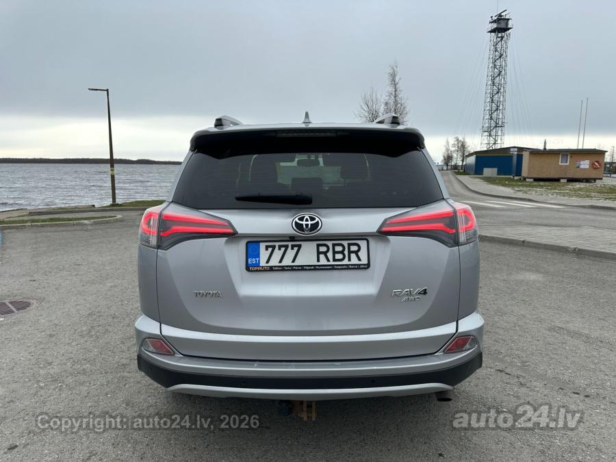 Grey Toyota RAV4 2017 in Narva, with an engine capacity of 2.00 L and mileage of 179 thousand km for 14999 €, photo 7 on AUTOMOTO.COM.LV