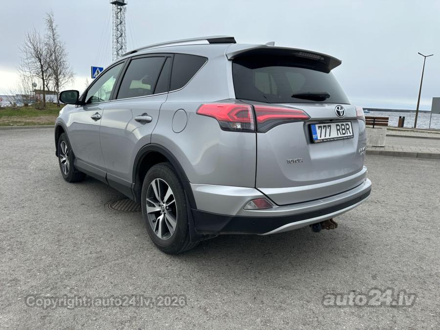 Grey Toyota RAV4 2017 in Narva, with an engine capacity of 2.00 L and mileage of 179 thousand km for 14999 €, photo 8 on AUTOMOTO.COM.LV