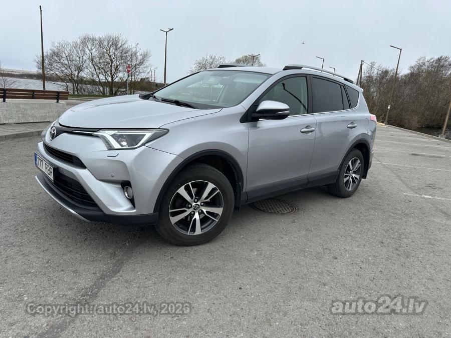 Grey Toyota RAV4 2017 in Narva, with an engine capacity of 2.00 L and mileage of 179 thousand km for 14999 €, photo 12 on AUTOMOTO.COM.LV