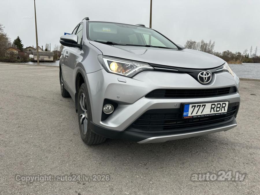 Grey Toyota RAV4 2017 in Narva, with an engine capacity of 2.00 L and mileage of 179 thousand km for 14999 €, photo 13 on AUTOMOTO.COM.LV