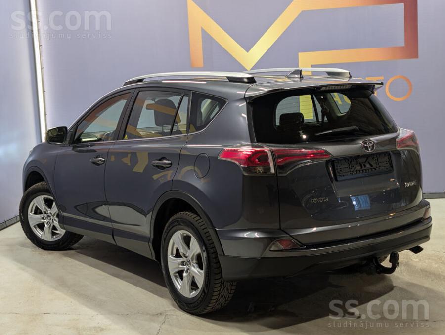 Grey Toyota RAV4 2017 in Jurmala, with an engine capacity of 2.00 L and mileage of 293 thousand km for 12950 €, photo 3 on AUTOMOTO.COM.LV