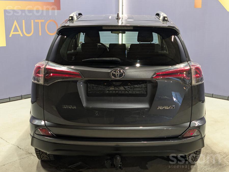 Grey Toyota RAV4 2017 in Jurmala, with an engine capacity of 2.00 L and mileage of 293 thousand km for 12950 €, photo 11 on AUTOMOTO.COM.LV