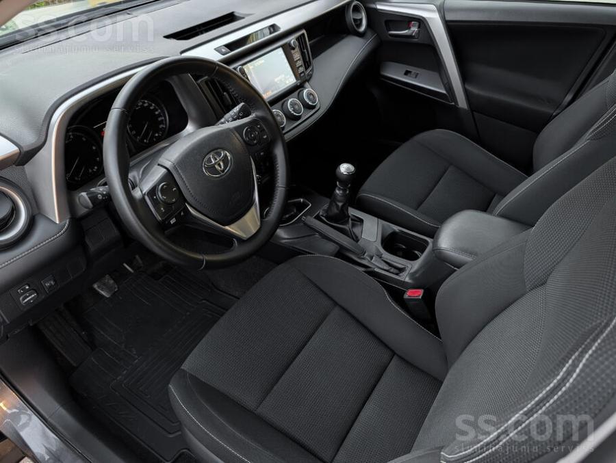 Grey Toyota RAV4 2017 in Jurmala, with an engine capacity of 2.00 L and mileage of 293 thousand km for 12950 €, photo 13 on AUTOMOTO.COM.LV
