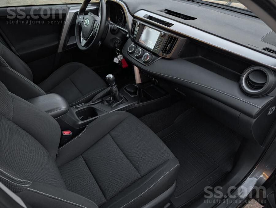 Grey Toyota RAV4 2017 in Jurmala, with an engine capacity of 2.00 L and mileage of 293 thousand km for 12950 €, photo 18 on AUTOMOTO.COM.LV