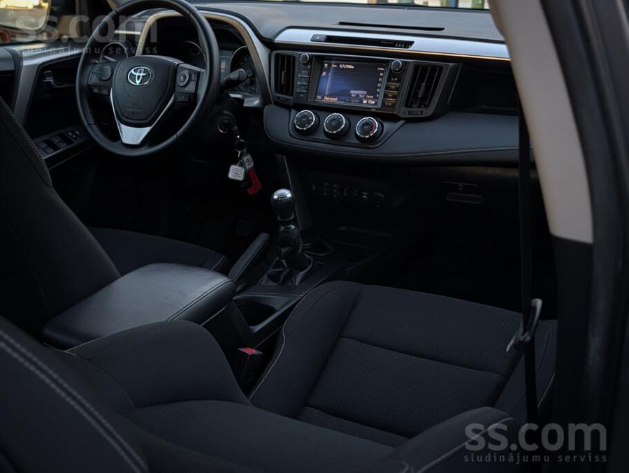 Grey Toyota RAV4 2017 in Jurmala, with an engine capacity of 2.00 L and mileage of 293 thousand km for 12950 €, photo 21 on AUTOMOTO.COM.LV