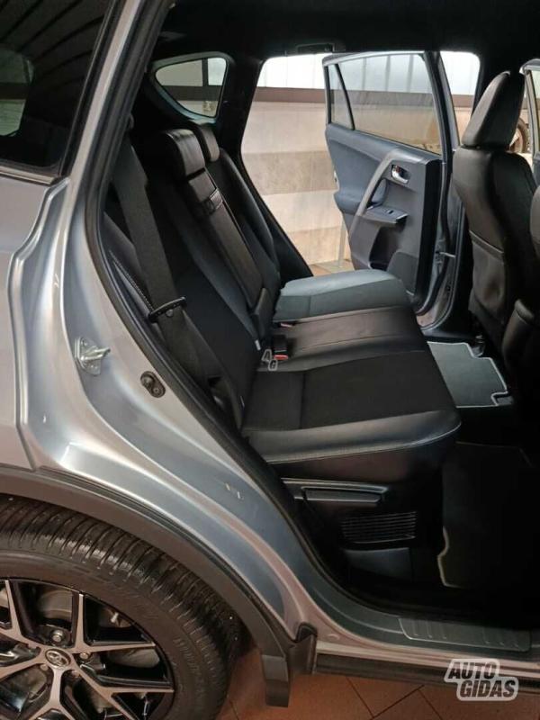Grey Toyota RAV4 2017 in Kaunas, with an engine capacity of 2.50 L and mileage of 149 thousand km for 17900 €, photo 7 on AUTOMOTO.COM.LV