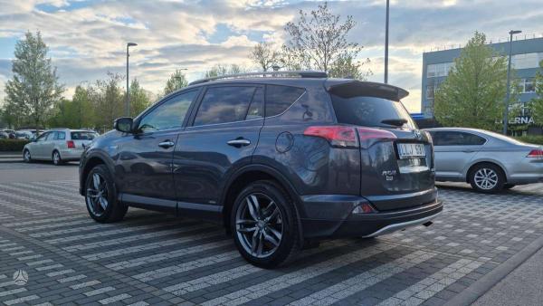 Grey Toyota RAV4 2017 in Vilnius, with an engine capacity of 2.49 L and mileage of 54 thousand km for 17000 €, photo 3 on AUTOMOTO.COM.LV