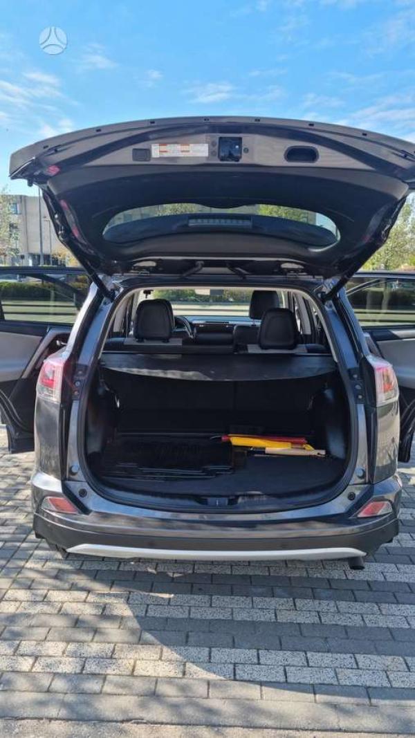 Grey Toyota RAV4 2017 in Vilnius, with an engine capacity of 2.49 L and mileage of 54 thousand km for 17000 €, photo 7 on AUTOMOTO.COM.LV