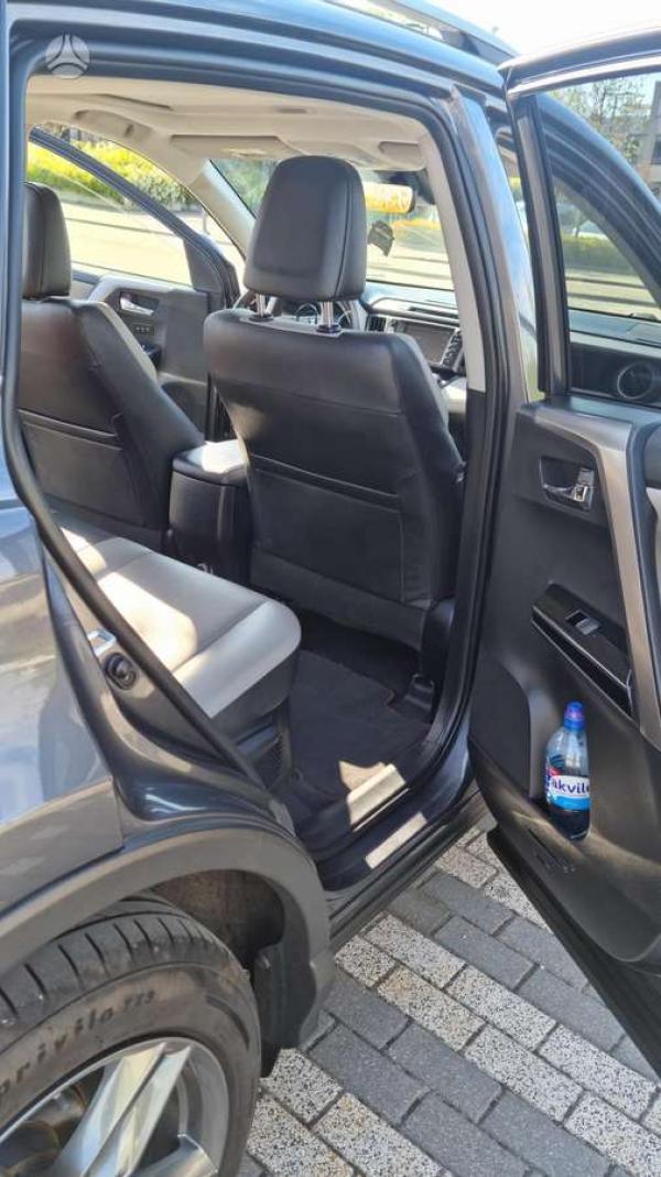 Grey Toyota RAV4 2017 in Vilnius, with an engine capacity of 2.49 L and mileage of 54 thousand km for 17000 €, photo 8 on AUTOMOTO.COM.LV