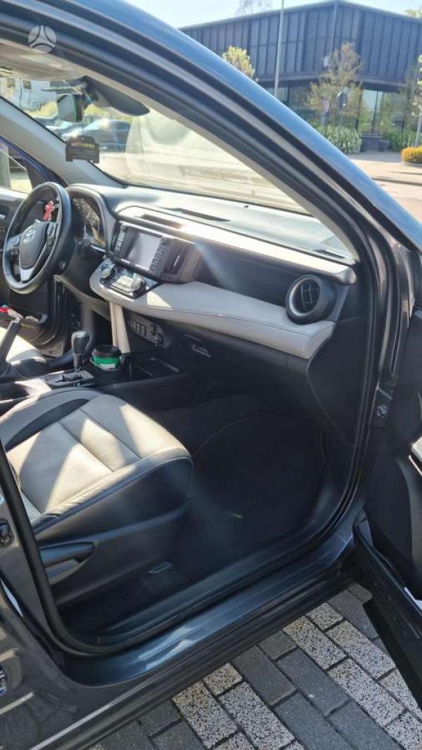 Grey Toyota RAV4 2017 in Vilnius, with an engine capacity of 2.49 L and mileage of 54 thousand km for 17000 €, photo 9 on AUTOMOTO.COM.LV