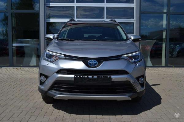 Grey Toyota RAV4 2017 in Vilnius, with an engine capacity of 2.49 L and mileage of 241 thousand km for 15000 €, photo 3 on AUTOMOTO.COM.LV